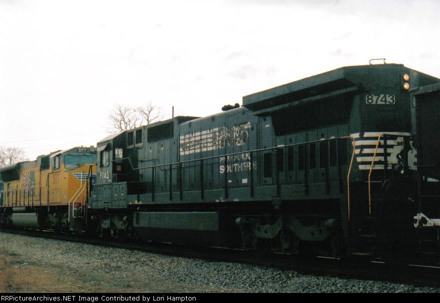 NS train ID 750 lead by NS 8328